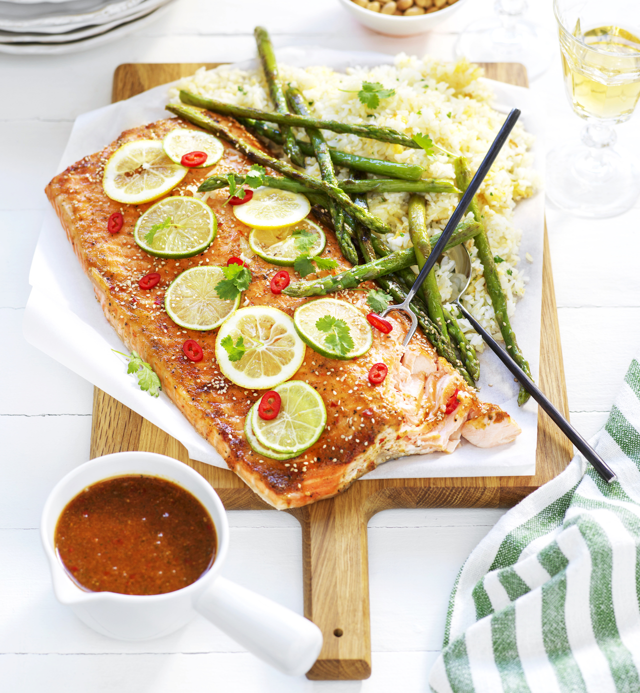 Recept: Ugnsstekt laxsida med sweet chilisås | Allas Recept